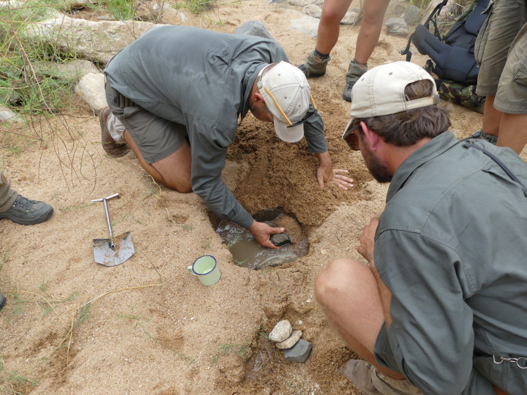 Digging for water by wells in sandy riverbeds - Bushguide 101