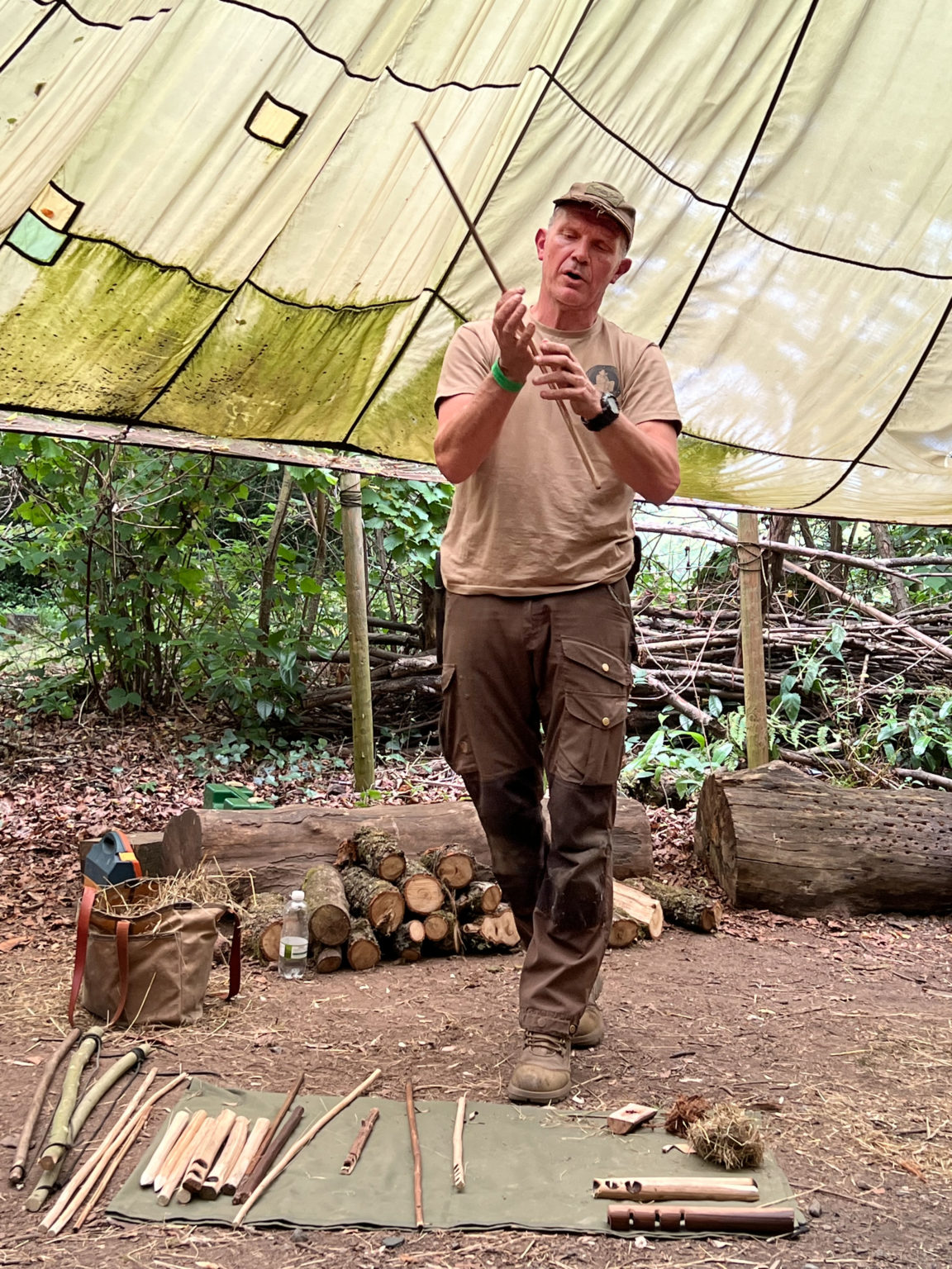 Hand drill friction fire lighting in Australia - Bushguide 101