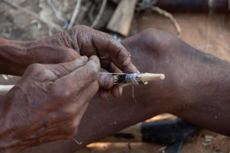 Making bushmen bows for hunting - Bushguide 101
