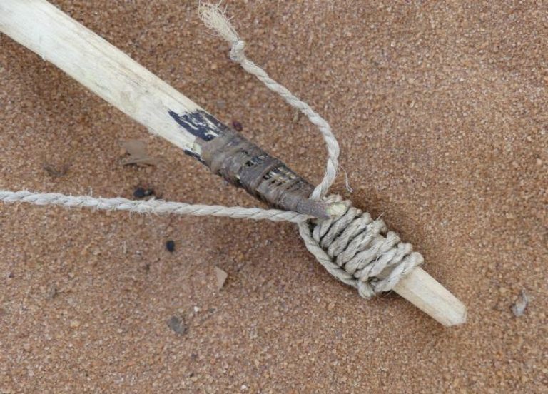 Making bushmen bows for hunting - Bushguide 101