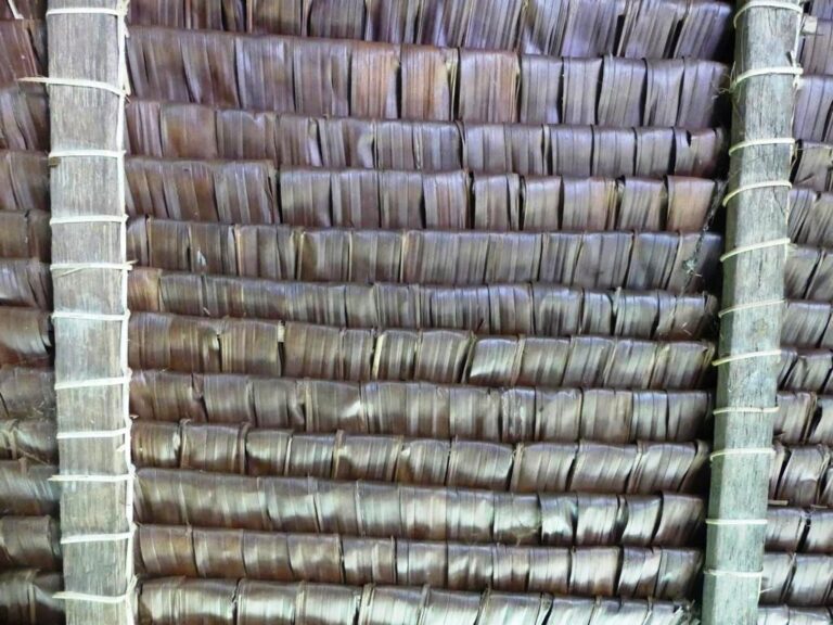 How Mentawai people assemble roof thatching panels - Bushguide 101