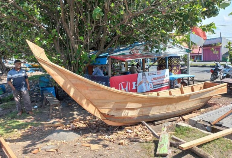 Building a specialized fishing boat at Padang - Bushguide 101