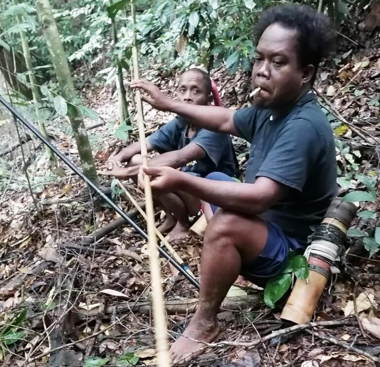 Blowpipe hunting with Orang Asli people in Malaysia - Bushguide 101