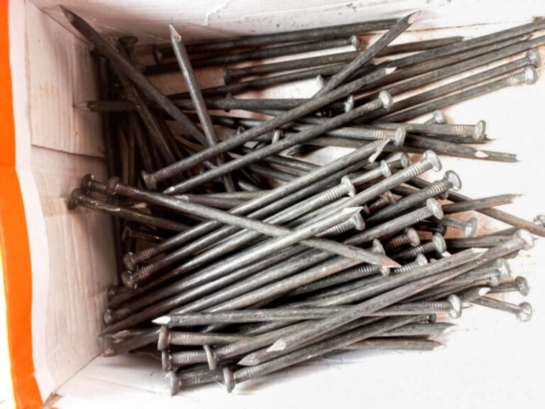 Cold-forging of iron arrowheads - Bushguide 101
